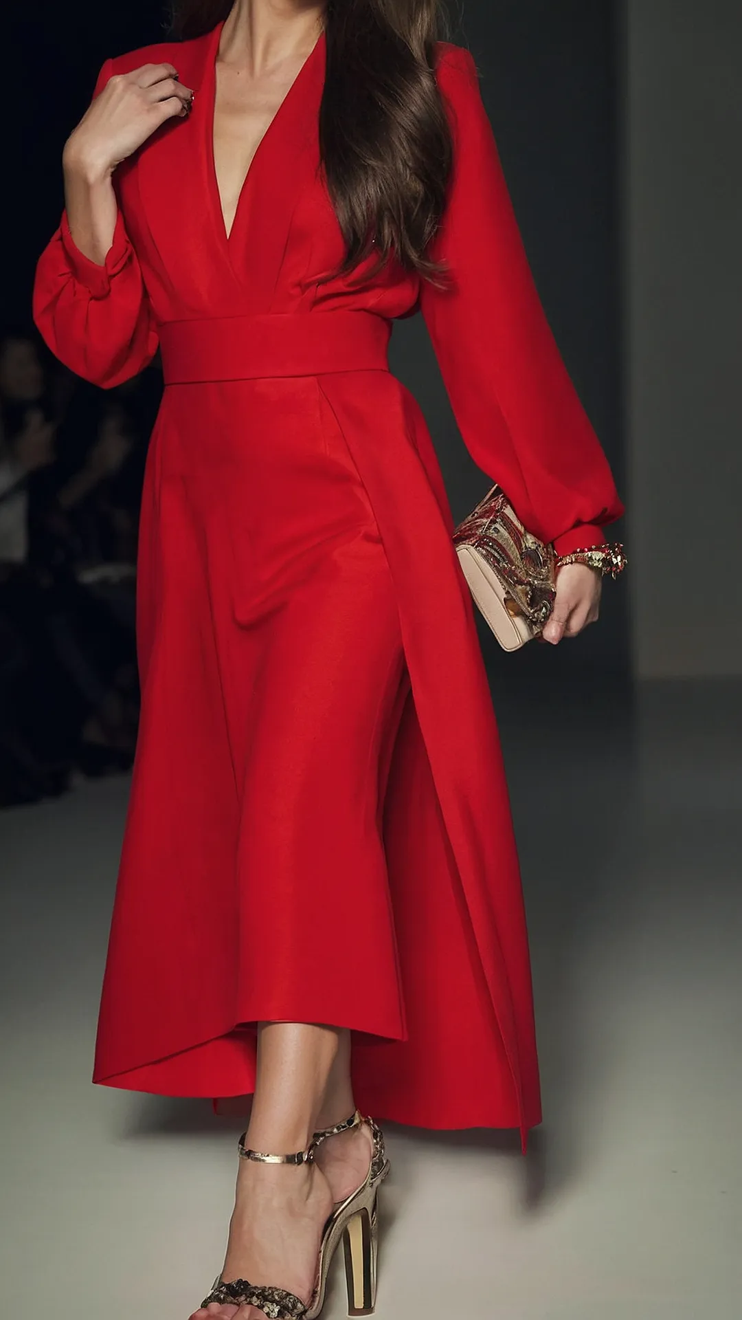 **15 Stunning Red Outfit Ideas to Stand Out This Christmas** - Cheerful ...