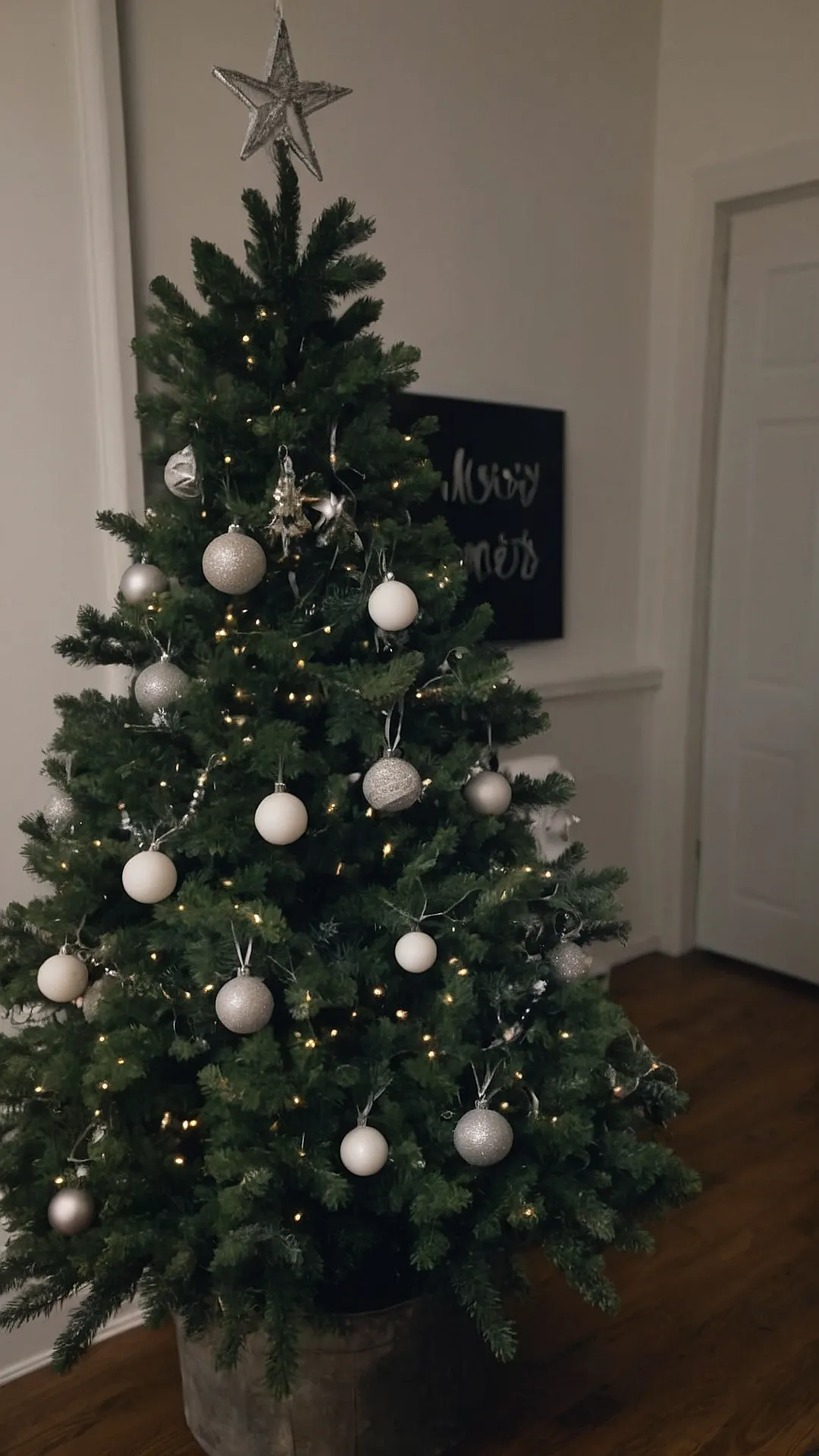 Simple Yet Stylish: 25 Unique Christmas Tree Decor Ideas for 2024 ...